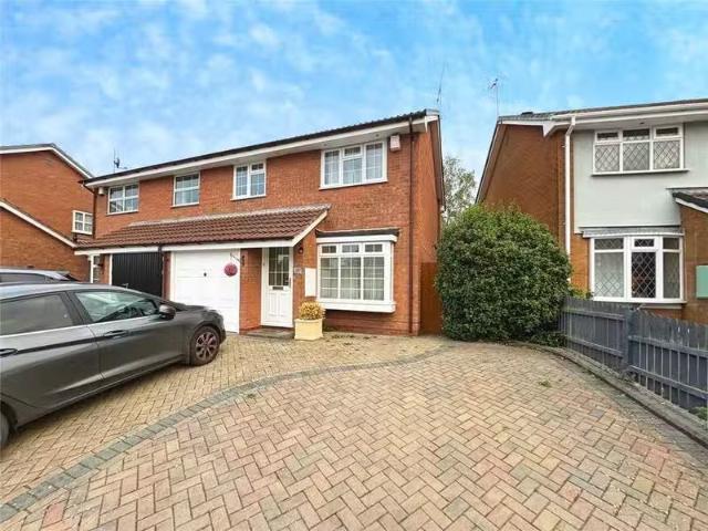 Cheap 1 BA 3 bedroom Semi Detached House to rent, Webb Avenue.