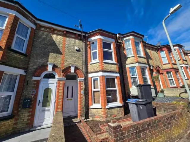 For Rent! 1 BA 3 bedroom terraced house for rent in Malmains R.