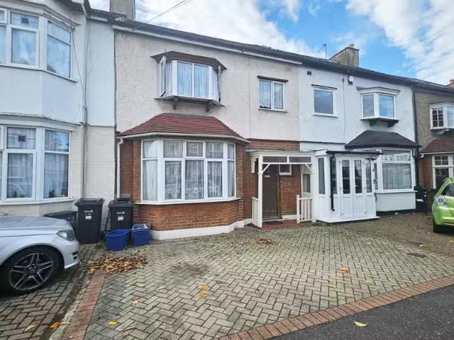 Deal! 1 BA 3 bedroom terraced house for rent in Newbury Park.