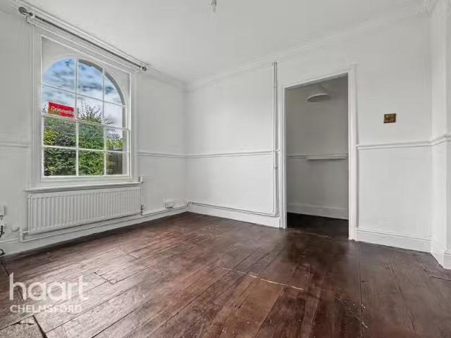 Nice 1 BA 3 bedroom terraced house for rent in Baddow Road, Ch.