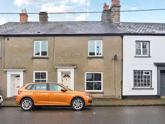 Deal! 1 BA 3 bedroom terraced house for rent in Brook Street.