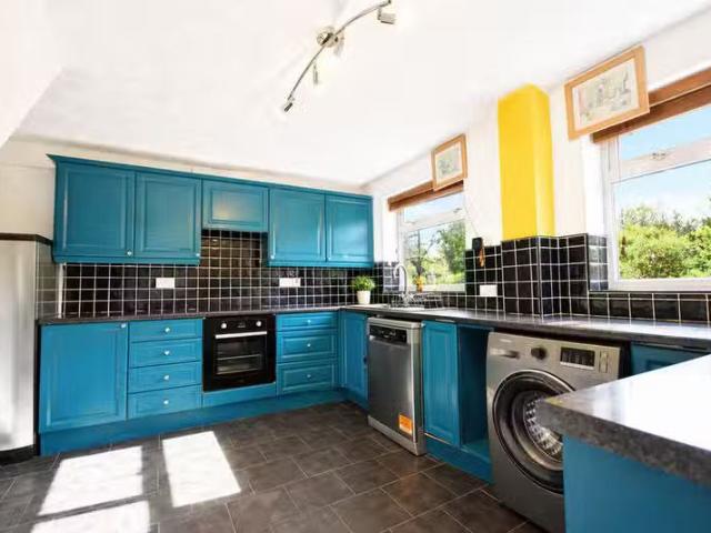Charming 1 BA 3 bedroom terraced house for rent in Carver Clos.