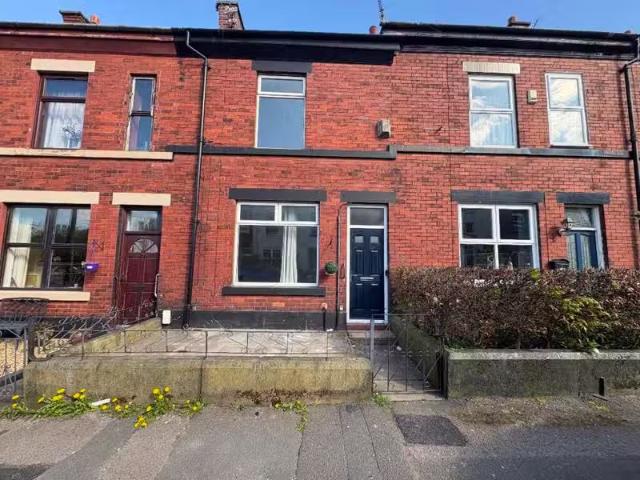 Cheap 1 BA 3 bedroom terraced house for rent in Cemetery Road.