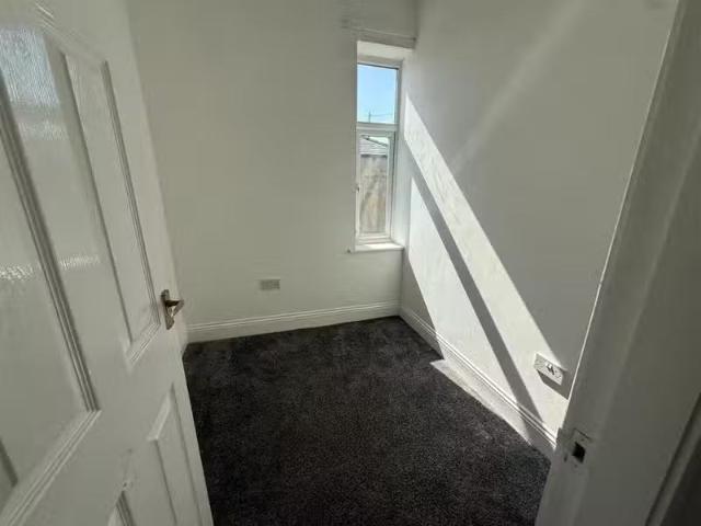 Deal! 1 BA 3 bedroom terraced house for rent in Coal Clough La.