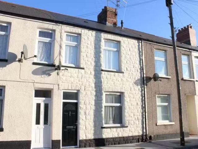 Cheap 1 BA 3 bedroom terraced house for rent in Compton Street.