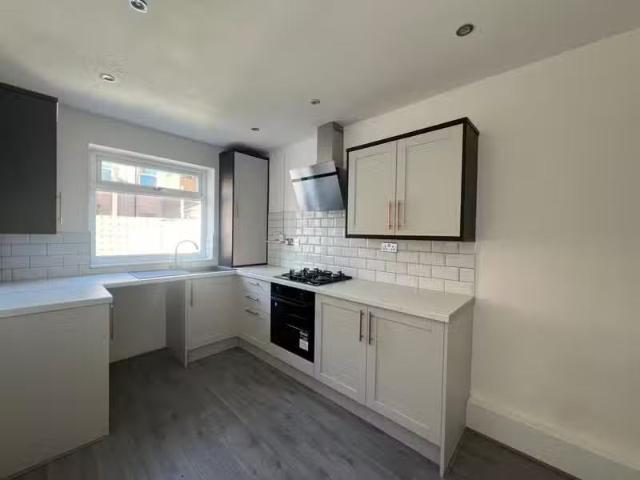 Deal! 1 BA 3 bedroom terraced house for rent in Cowper Street.