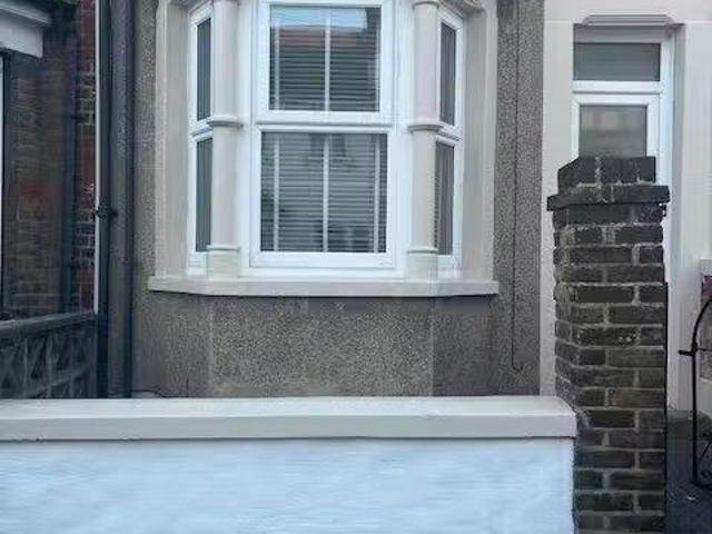 Rental! 1 BA 3 bedroom terraced house for rent in Dudley Road.