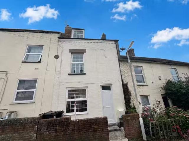 Deal! 1 BA 3 bedroom terraced house for rent in Eastland Road.