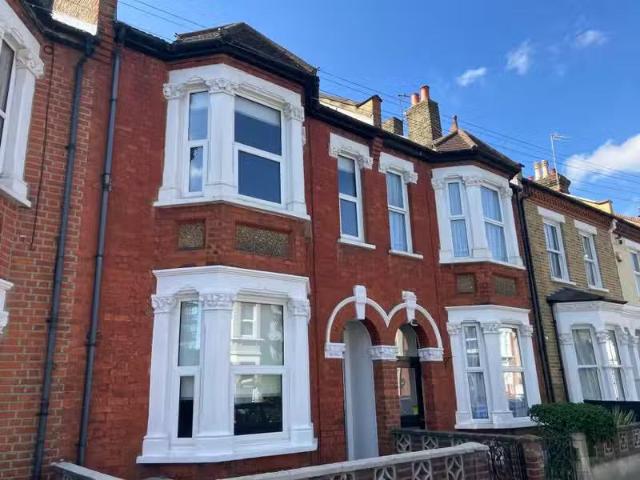 Just in! 1 BA 3 bedroom terraced house for rent in Glebe Road.