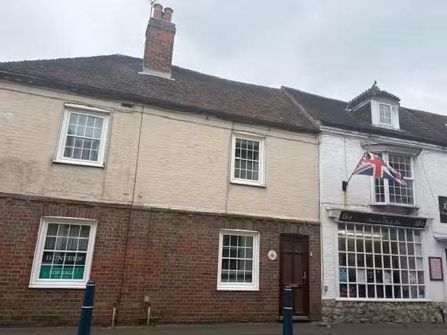 Charming 1 BA 3 bedroom terraced house for rent in High Street.