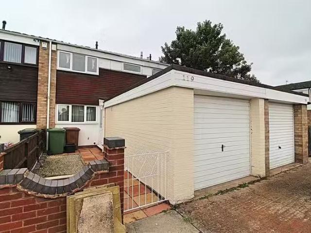Deal! 1 BA 3 bedroom terraced house for rent in Kingfisher Dri.