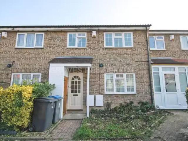 New 1 BA 3 bedroom terraced house for rent in Kirrane Close, N.