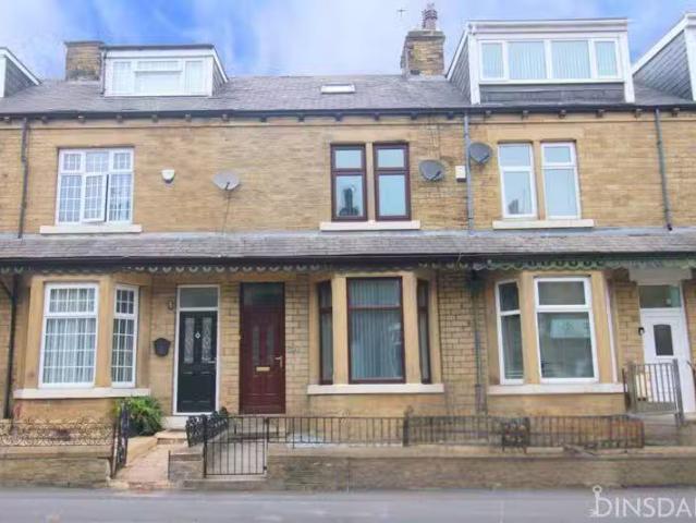 Nice 1 BA 3 bedroom terraced house for rent in Parkside Road.