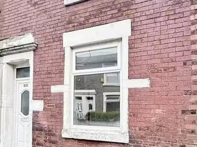 Cheap 1 BA 3 bedroom terraced house for rent in Powell Street.