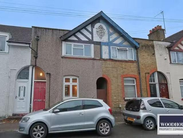 Charming 1 BA 3 bedroom terraced house for rent in Swanfield R.