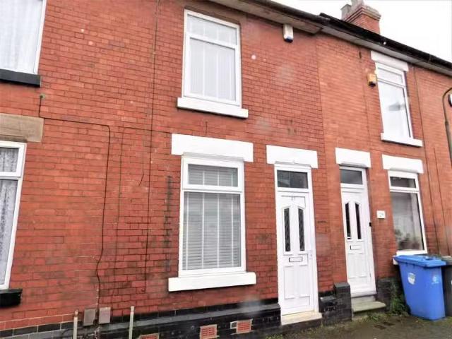 Nice 1 BA 3 bedroom terraced house for rent in Spring Street.