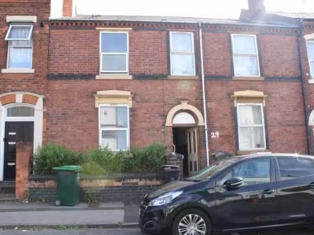 Cheap 1 BA 3 bedroom terraced house for rent in Thynne Street.