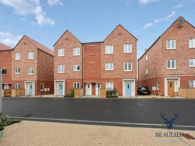 For Rent! 1 BA 1 bedroom maisonette for rent in Harris Crescen.
