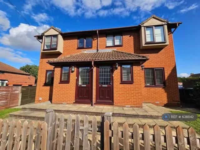 Deal! 1 BA 1 bedroom maisonette for rent in Wood Street, Chelm.