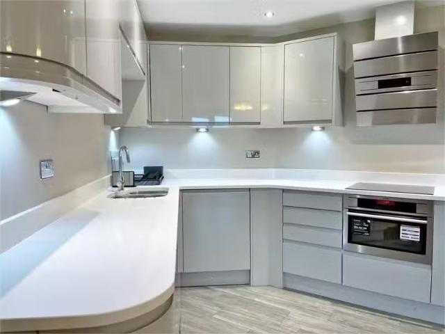 Cozy 1 BA 1 bedroom apartment for rent in Bartholomew Square.