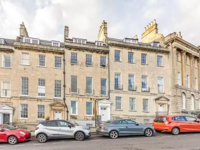 Just in! 1 BA 1 bedroom apartment for rent in Camden Crescent.