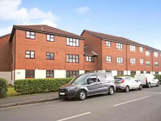 Cozy 1 BA 1 bedroom apartment for rent in Chertsey, Surrey, KT.