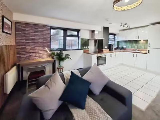 Charming 1 BA 1 bedroom apartment for rent in Lion Court, 100.