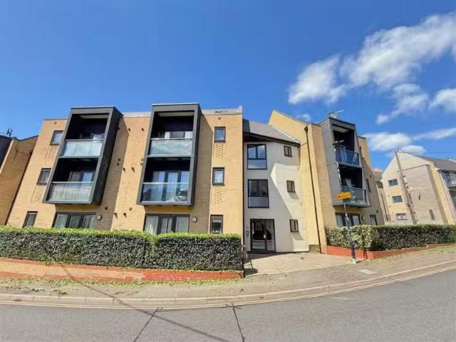 Rental! 1 BA 1 bedroom apartment for rent in Station Approach.