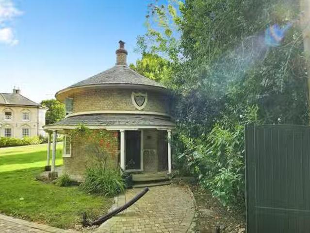 Just in! 1 BA 1 bedroom detached house for rent in Nayland Roa.