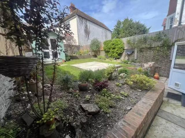 Just in! 1 BA 1 bedroom flat for rent in 16 Meads Street, Mead.