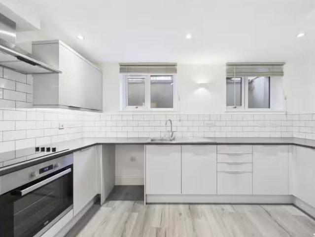 Nice 1 BA 1 bedroom flat for rent in Compasses House, Park Str.