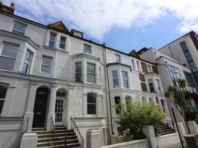 Just in! 1 BA 1 bedroom flat for rent in Connaught Road, Hove.