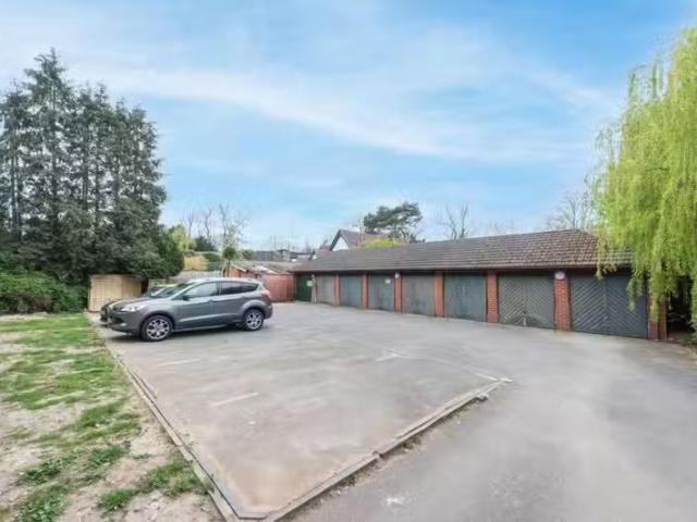 Cozy 1 BA 1 bedroom flat for rent in Copers Cope Road, New Bec.