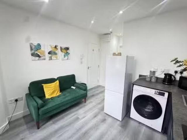 Deal! 1 BA 1 bedroom flat for rent in Corporation Road Cardiff.
