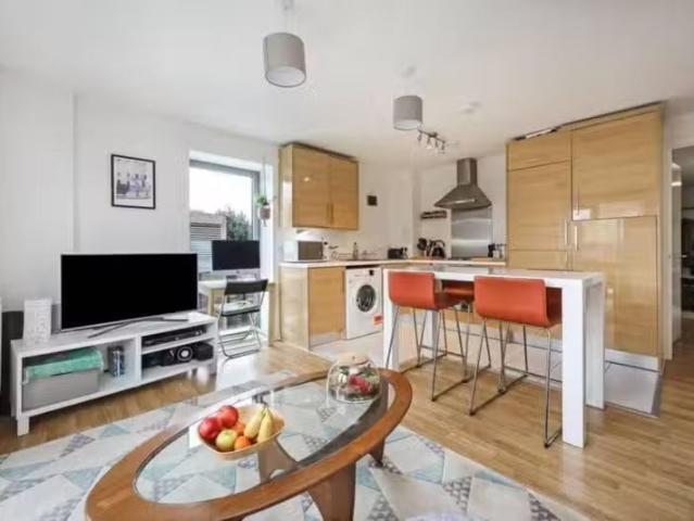 Nice 1 BA 1 bedroom flat for rent in Clement Attlee House, Bow.