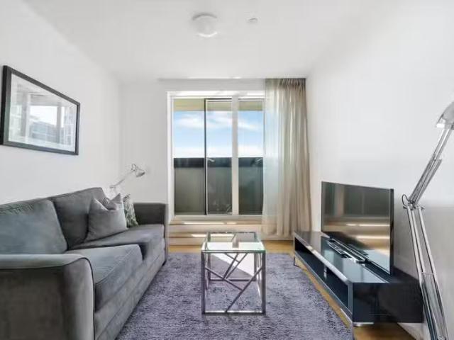 Nice 1 BA 1 bedroom flat for rent in Clover Court, London, E14.