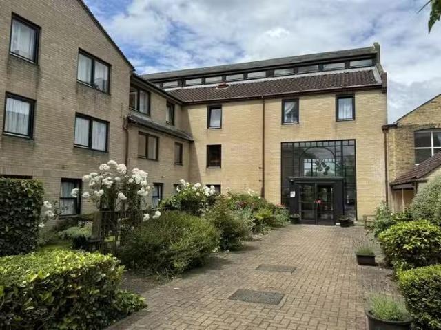 Deal! 1 BA 1 bedroom flat for rent in Albion Court, Chelmsford.