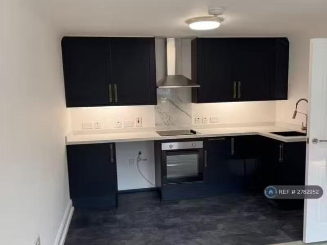 Deal! 1 BA 1 bedroom flat for rent in Godstone Road, Whyteleaf.