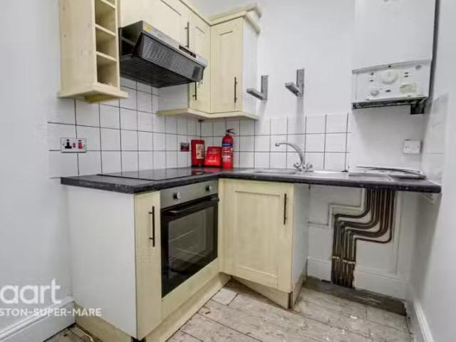 For Rent! 1 BA 1 bedroom flat for rent in Gordon Road, Weston.