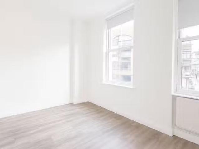 Just in! 1 BA 1 bedroom flat for rent in Goswell Road, London.