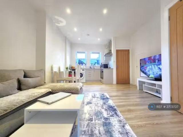 Charming 1 BA 1 bedroom flat for rent in George Lane, London.