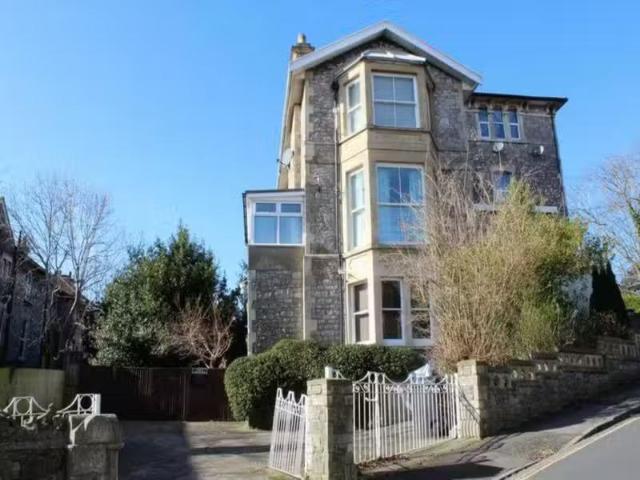 Nice 1 BA 1 bedroom flat for rent in Glen Tower, 3 Queens Roa.