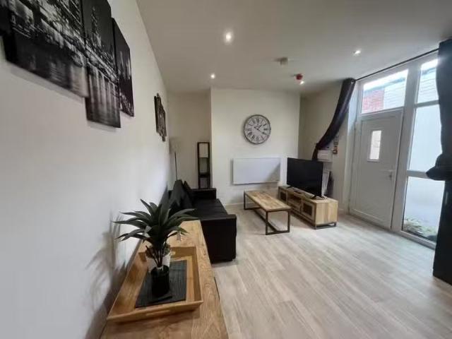 Deal! 1 BA 1 bedroom flat for rent in High Street, Burton on T.