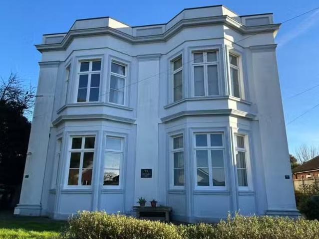 Charming 1 BA 1 bedroom flat for rent in Oaklands Court, Vicar.