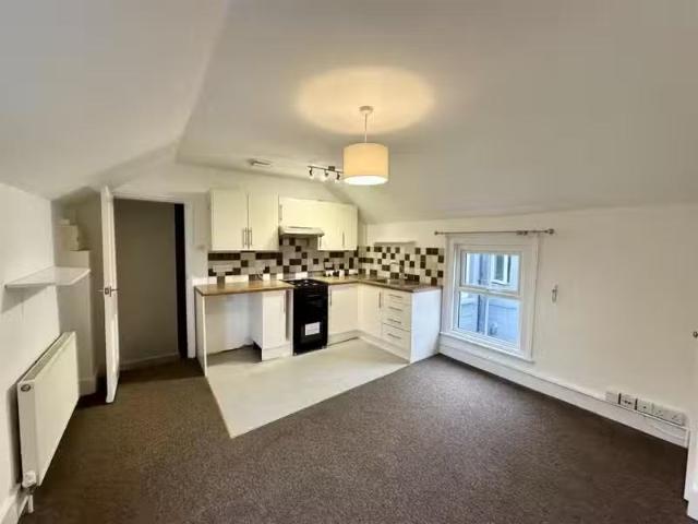Just in! 1 BA 1 bedroom flat for rent in South Road, Newhaven.