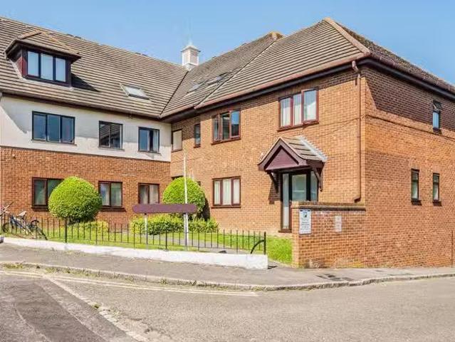 Cheap 1 BA 1 bedroom flat for rent in Sovereign Court, High Wy.