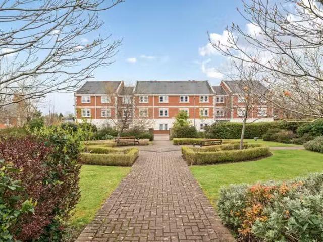 Nice 1 BA 1 bedroom flat for rent in St. Lukes Square, Guildfo.