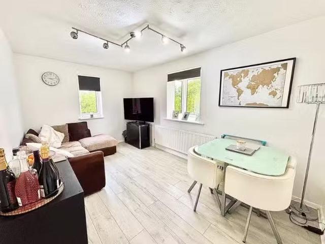 Rental! 1 BA 1 bedroom flat for rent in Peregrin Road, Waltham.