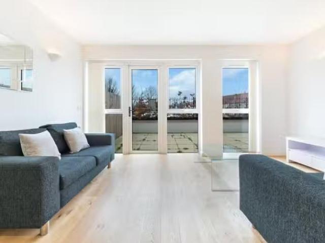Cheap 1 BA 1 bedroom flat for rent in Waddon House, 283 Staffo.