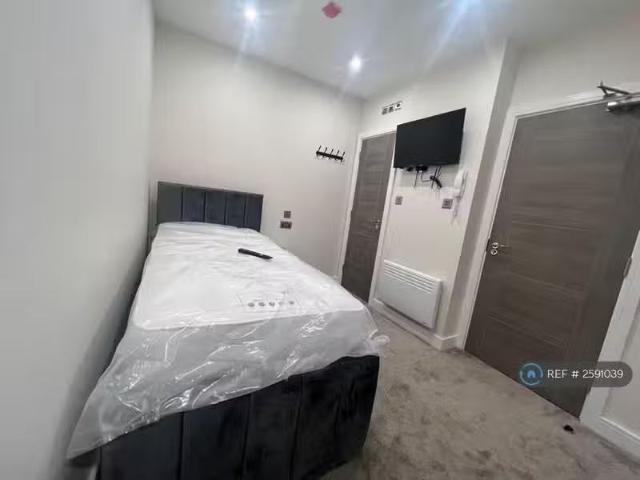 Charming 1 BA 1 bedroom flat share for rent in Institute Road.